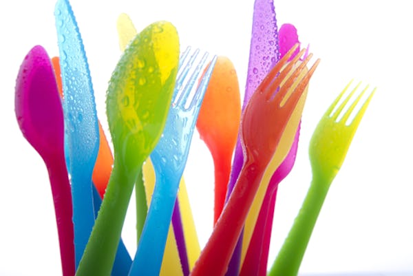 EU wil verbod op wegwerpplastic (plastic bestek, drinkbekers e.d.)